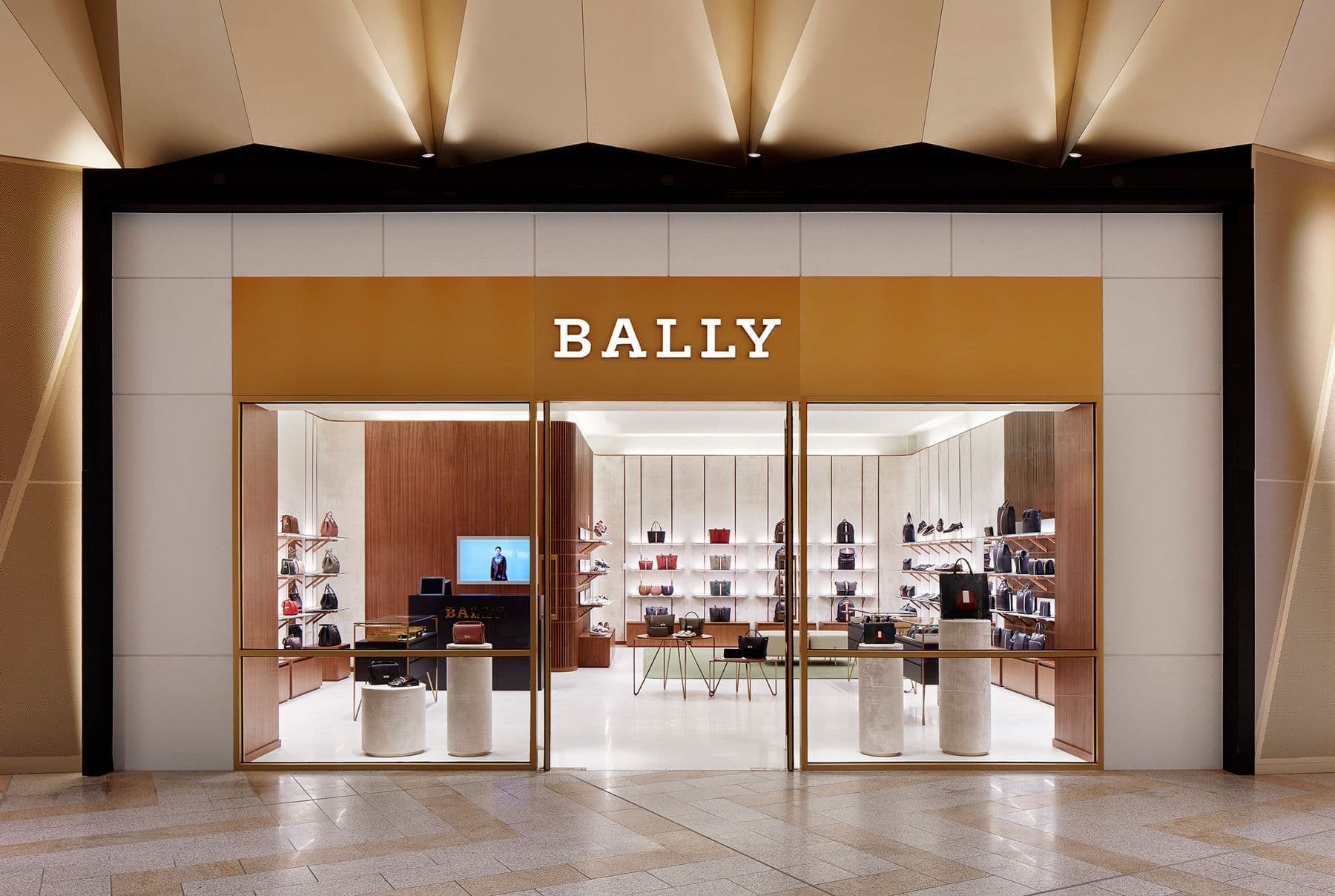 Perfect illumination for a high-end clothing store | Unios